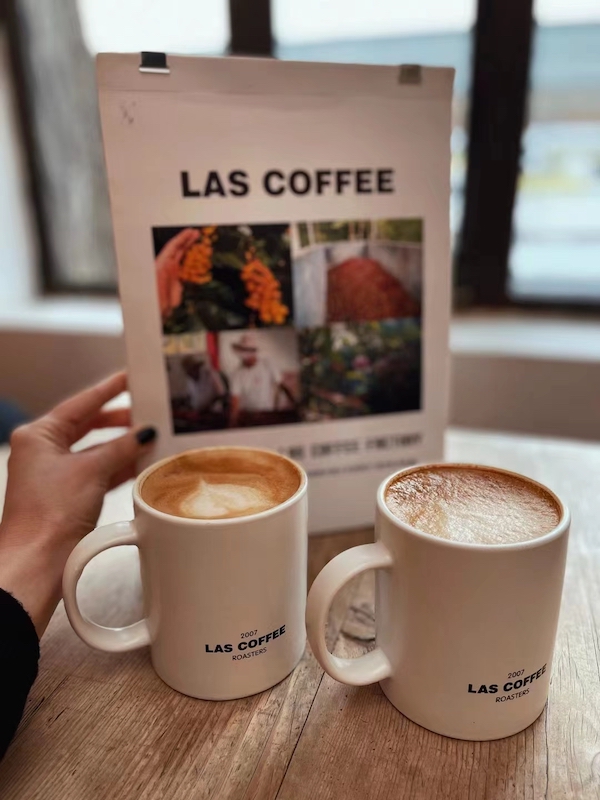 Foreign Friends Experience Beijing Coffee Culture