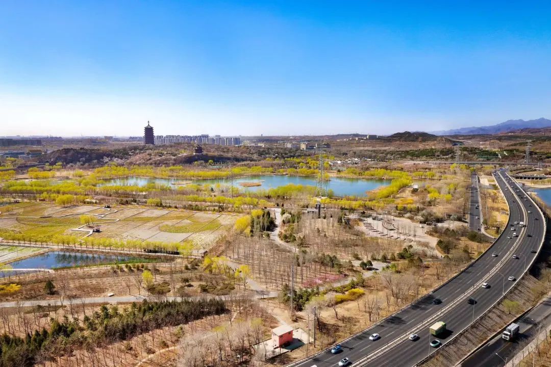 Springtime Outings in Yongding River Leisure Forest Park in Shijingshan ...