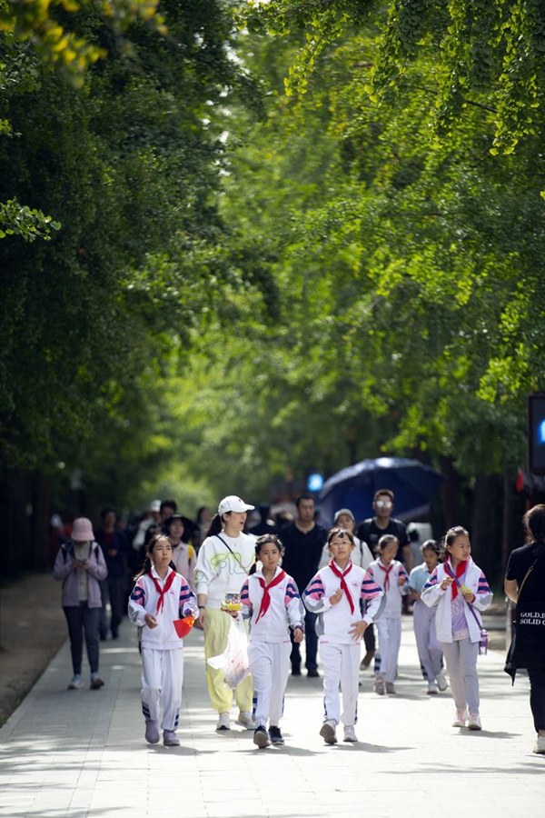 Beijing Municipal Parks Receive 4.59 Million Visitors During "Double ...
